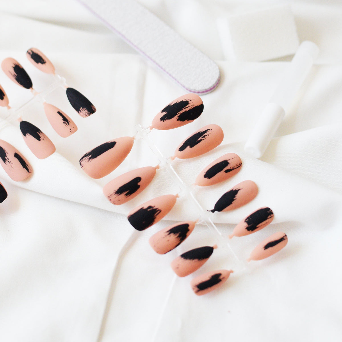 The Tom – Fingernails are Pretty